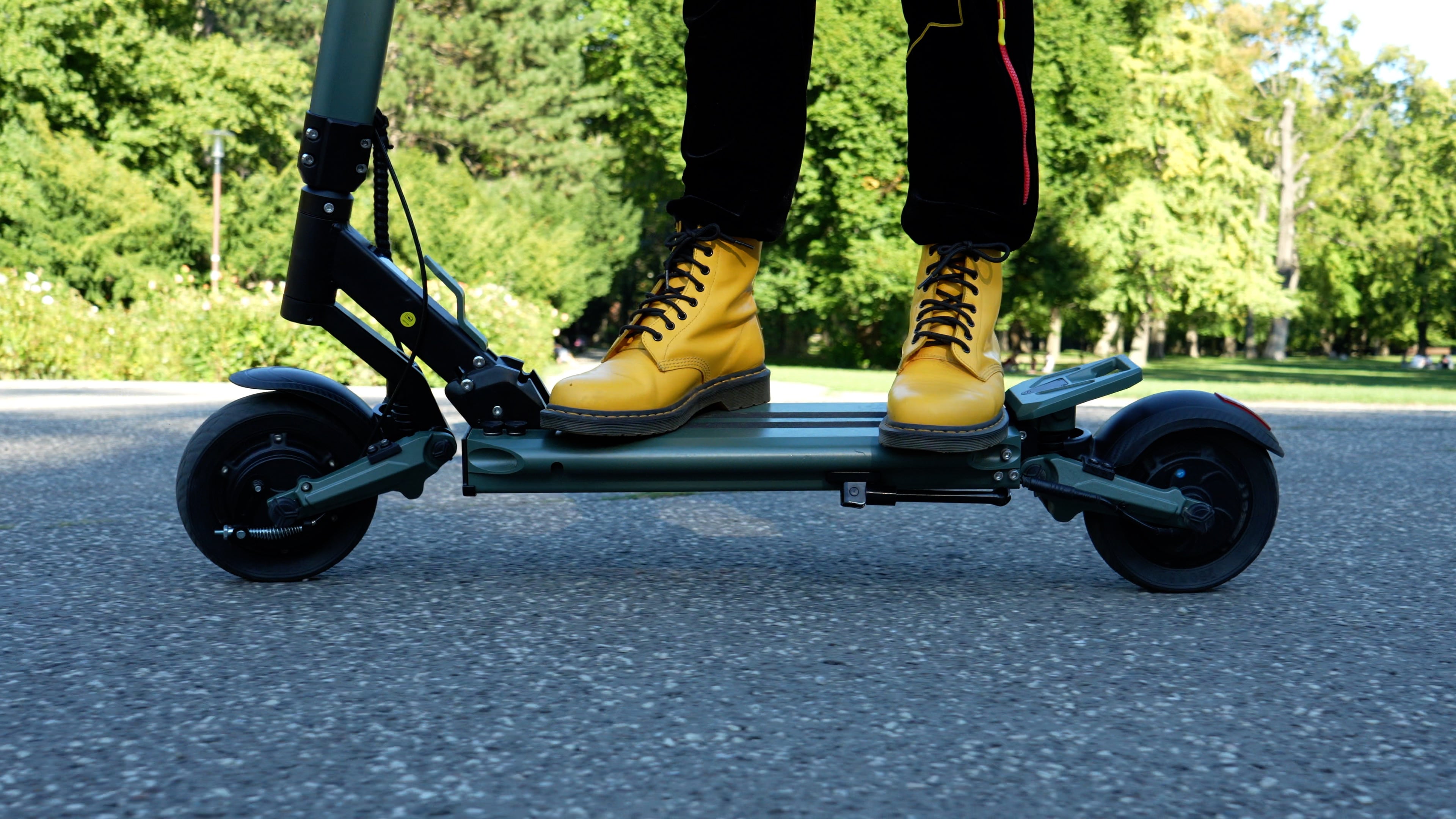 5 consigli su come guidare bene il monopattino elettrico - Max Blinker Magazine - monopattini ...